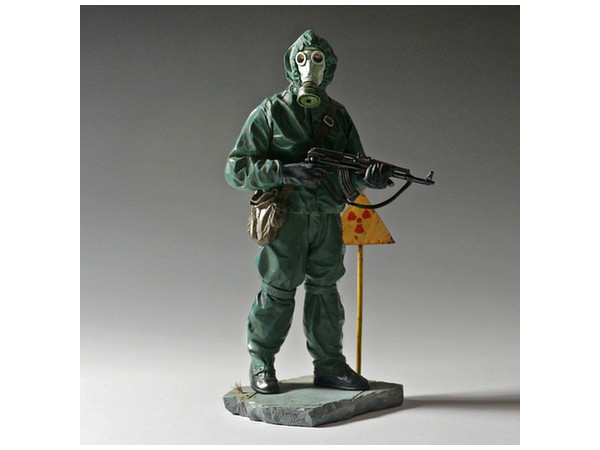 Russian NBC Soldier w/AK-47 & Base (Resin Kit) | HLJ.com