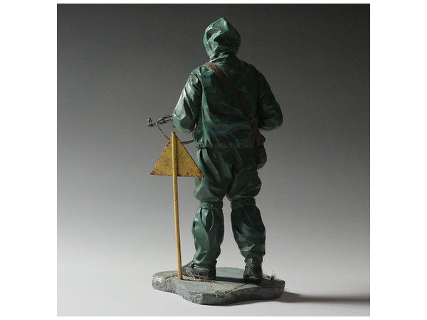 Russian NBC Soldier w/AK-47 & Base (Resin Kit) | HLJ.com